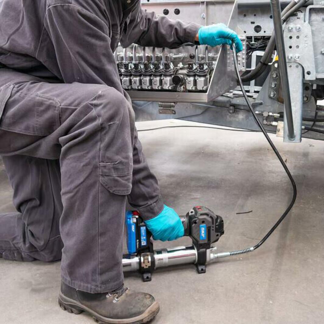 SKF TLGB 21/230V cordless grease gun in case (1x 2.5Ah battery ...