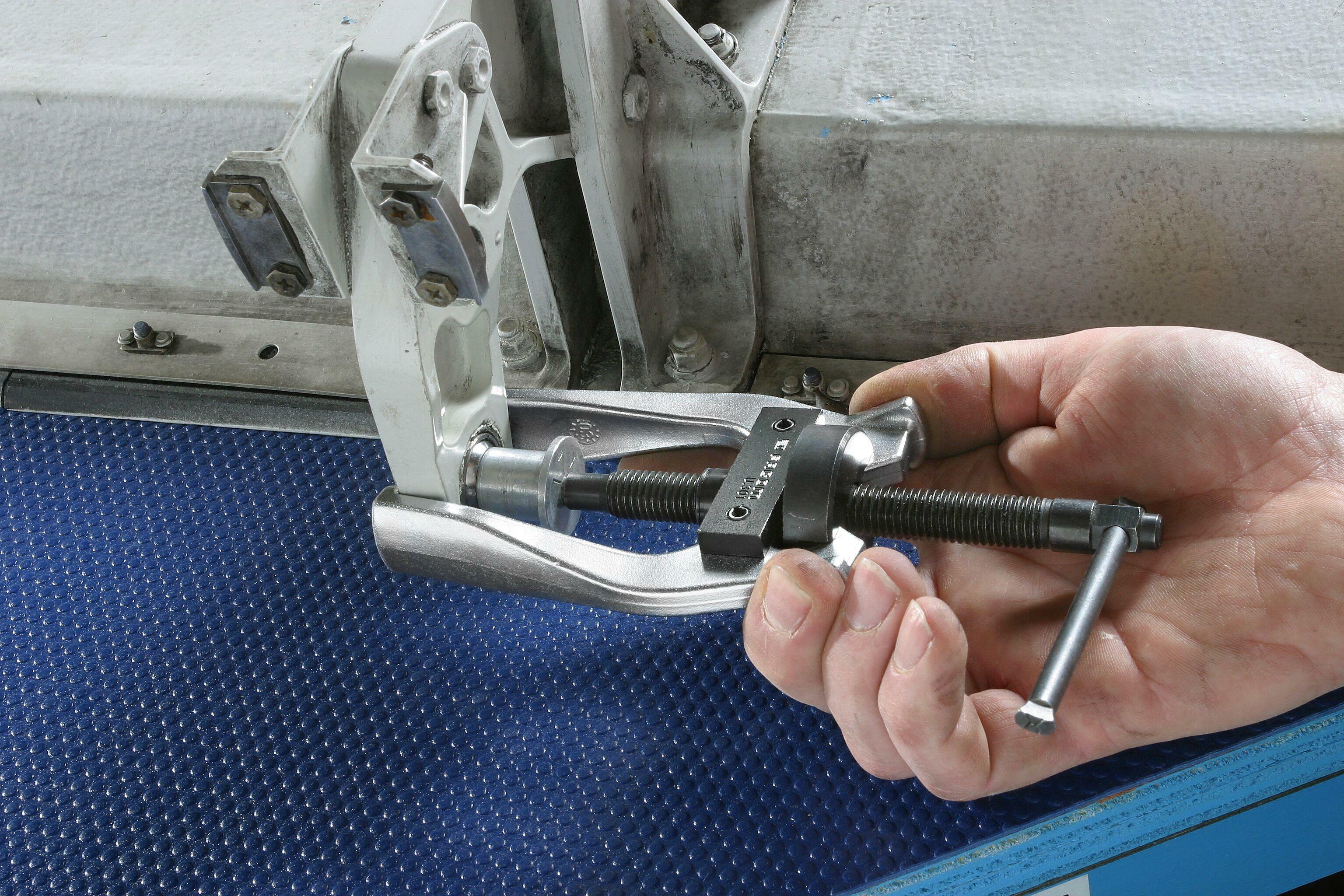 FACOM U.301M self-locking external puller with wide jaws